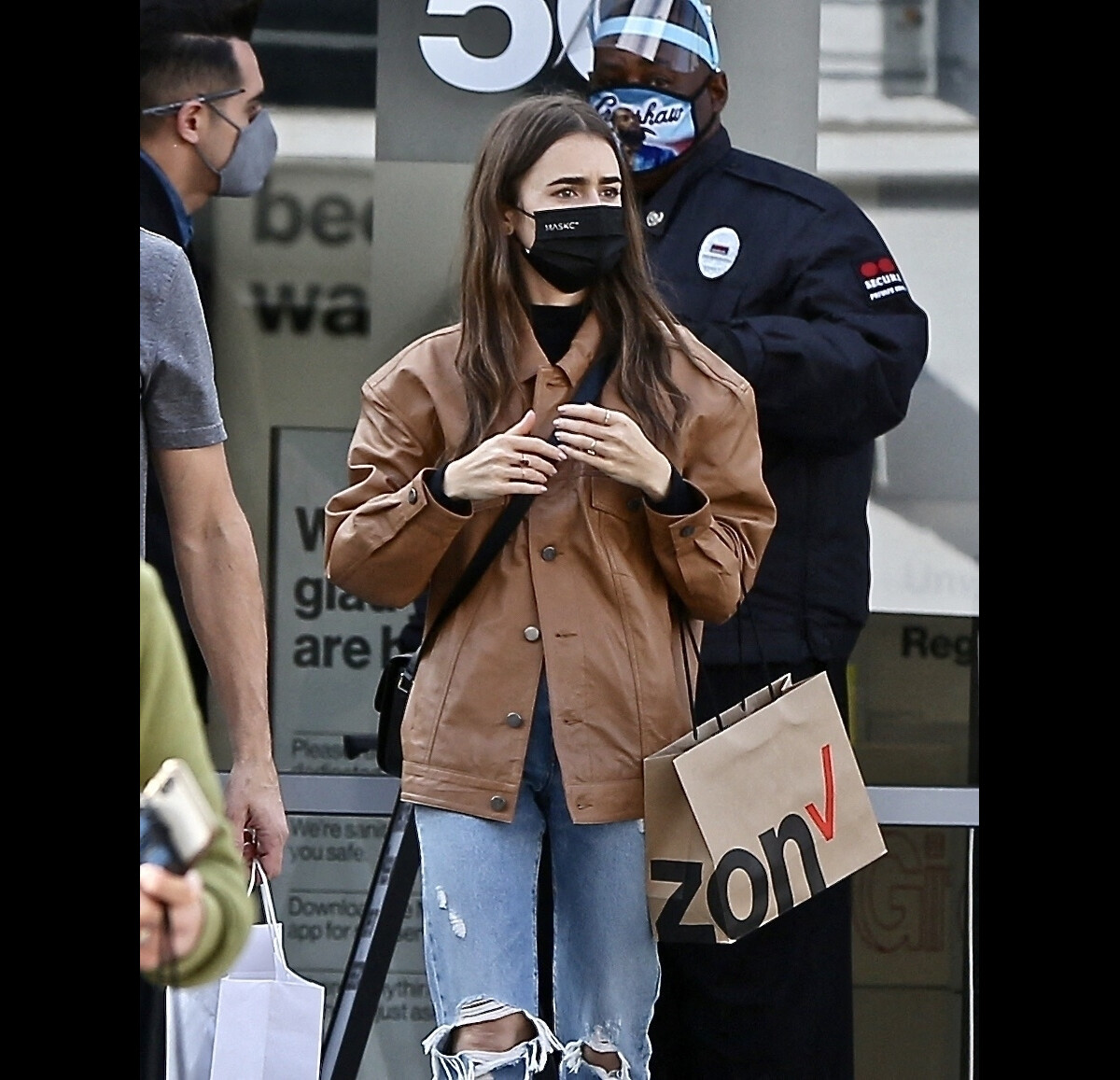 Photo : Lily Collins fait ses courses de Noël à Verizon et Target à ...