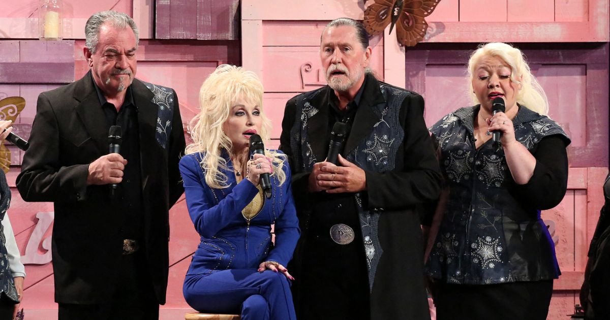 Dolly Parton en famille (son frère Randy Parton est à sa gauche) à ...