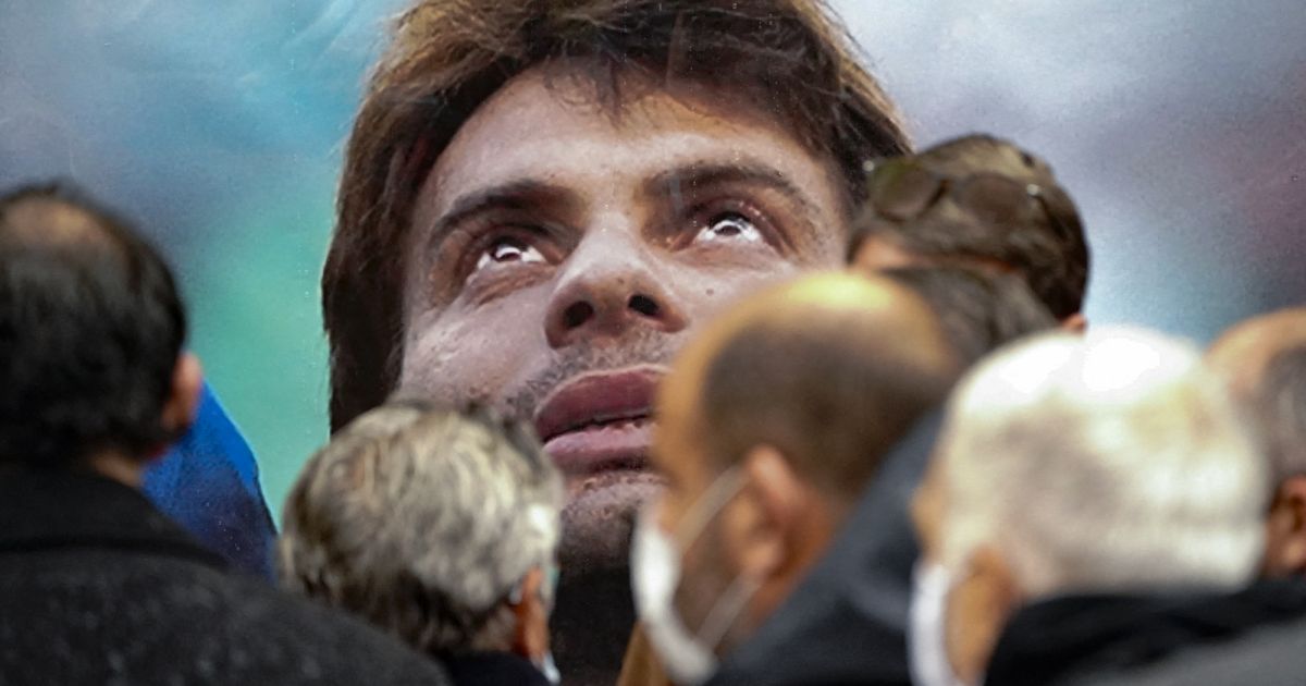 Portrait de Christophe Dominici devant l'église Saint-Louis - Obsèques ...