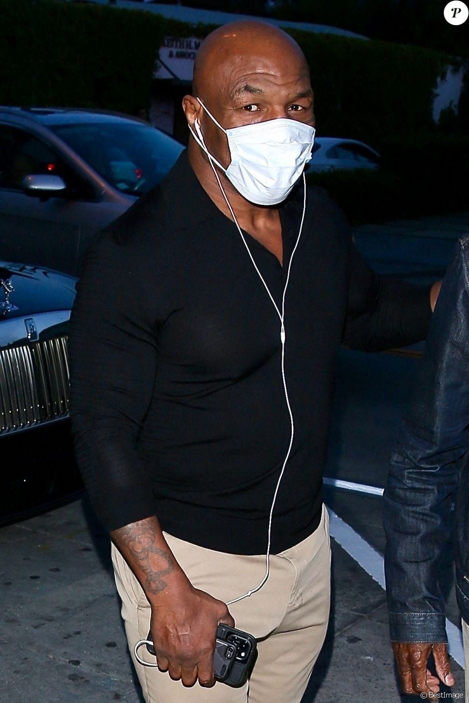 Mike Tyson sort d'un dîner avec des amis à West Hollywood le 12 mars ...