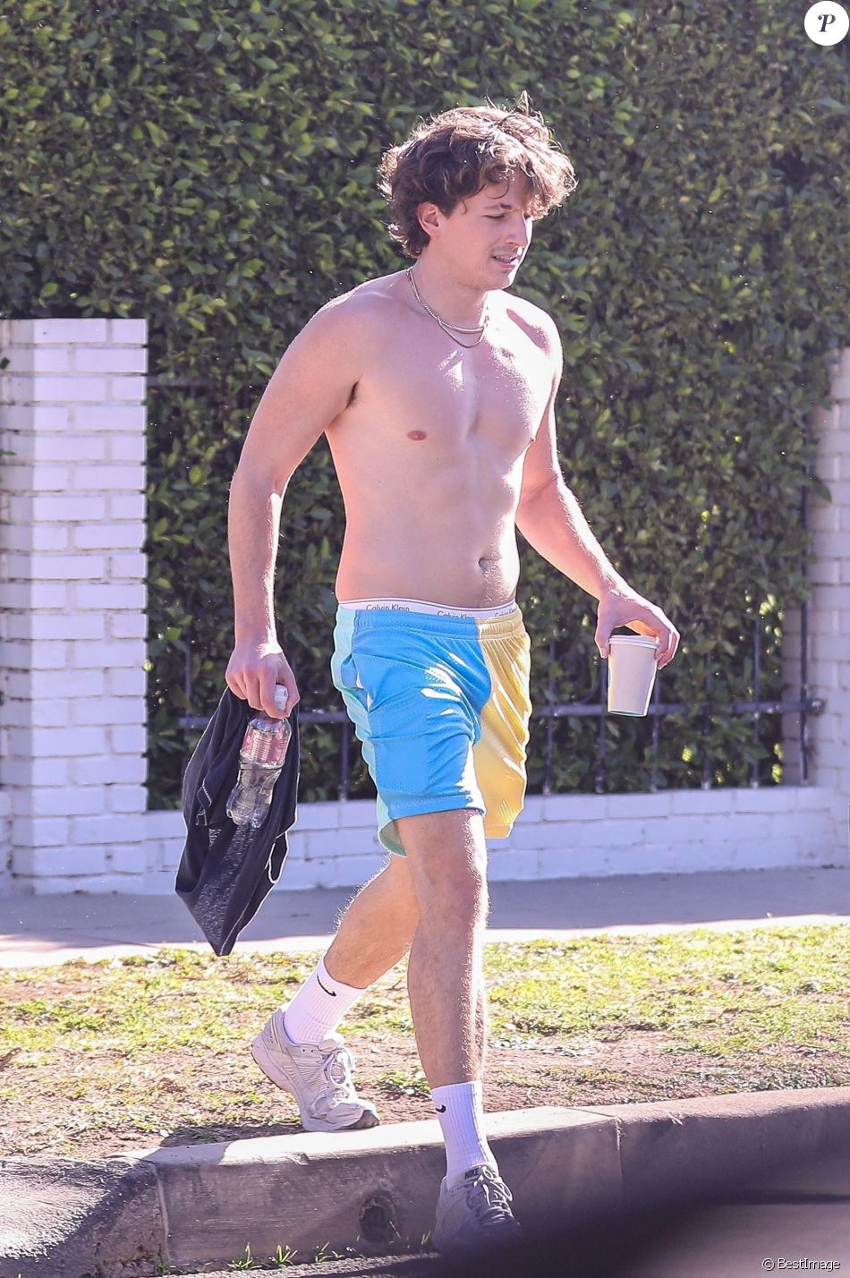 Exclusif - Charlie Puth, en short et torse nu, sort d'une salle de ...