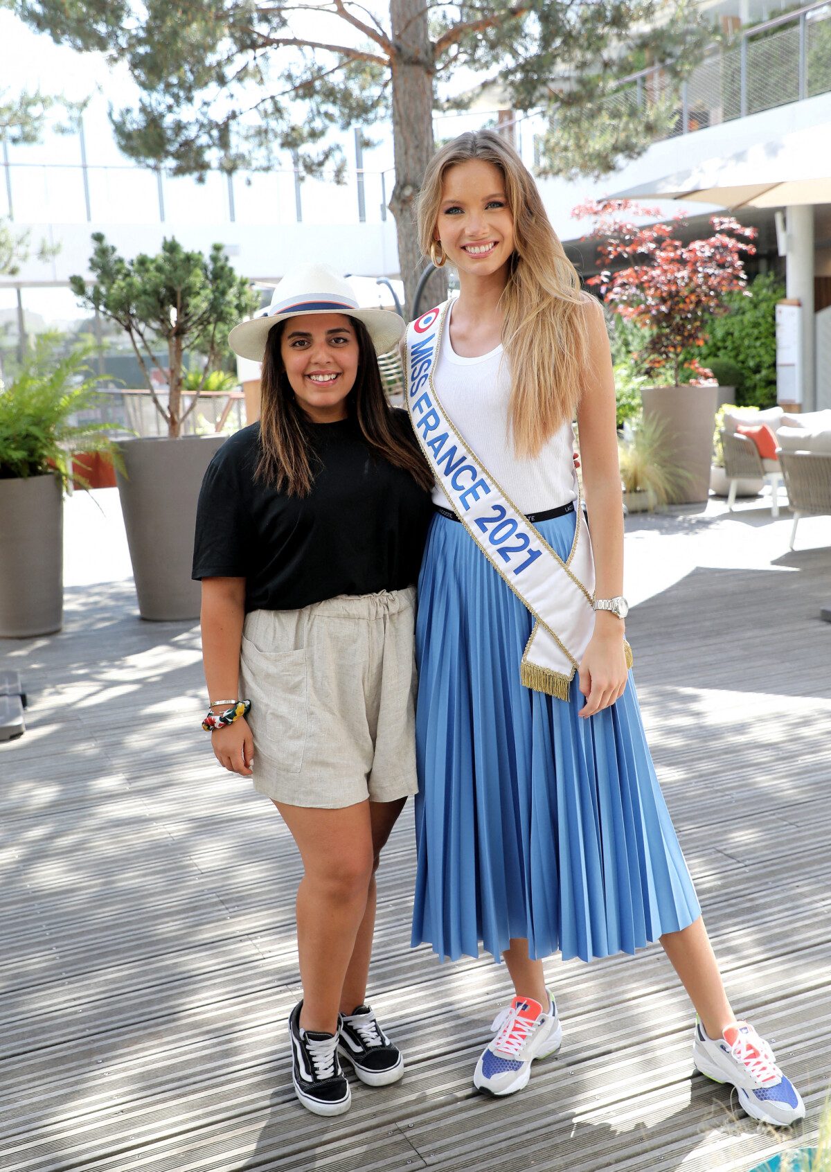 Photo : Ines Reg et Amandine Petit, Miss France 2021, au village lors ...