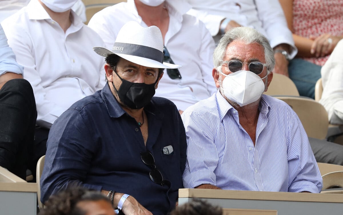 Photo : Patrick Bruel et Jean-Paul Enthoven dans les tribunes des ...
