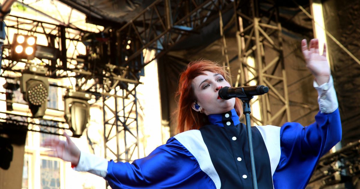 La chanteuse Suzane en concert sur le parvis de l'Hôtel de Ville de ...
