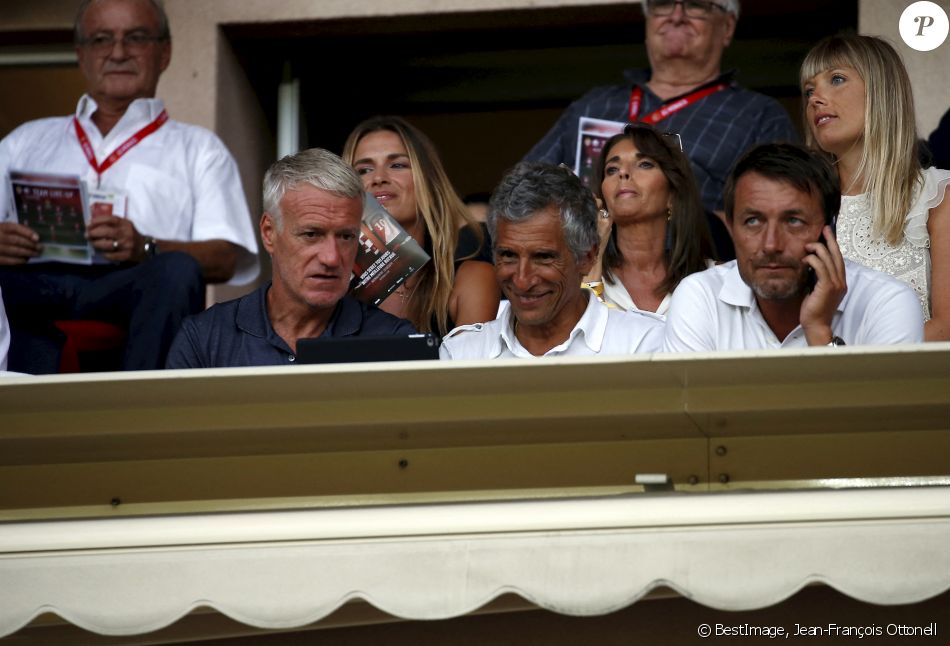 Didier Deschamps, Nagui et le footballeur Cyril Rool en tribune lors du ...