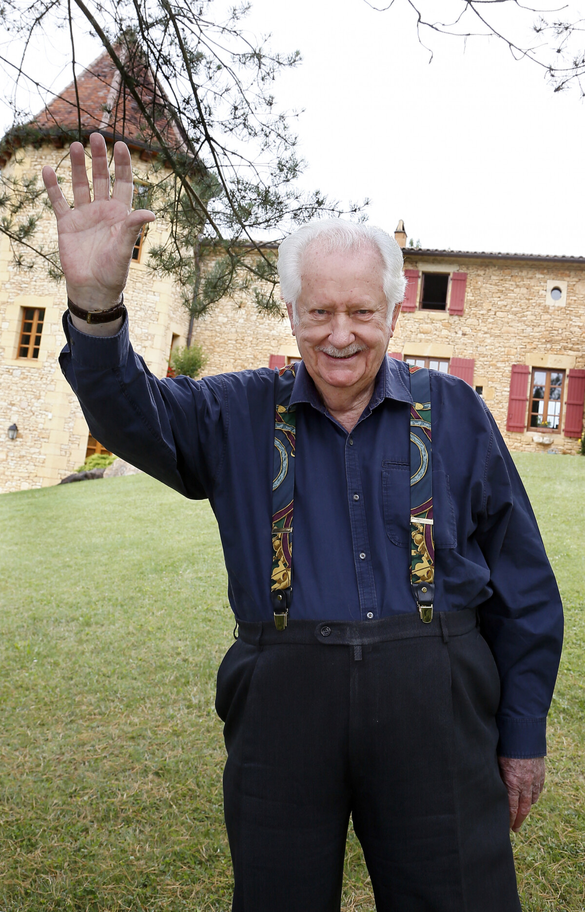 Photo : Archives - Pierre Bellemare pose dans sa maison de campagne ...