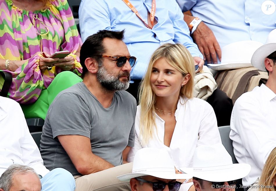 Gilles Lellouche et sa compagne Alizée Guinochet dans les tribunes lors ...
