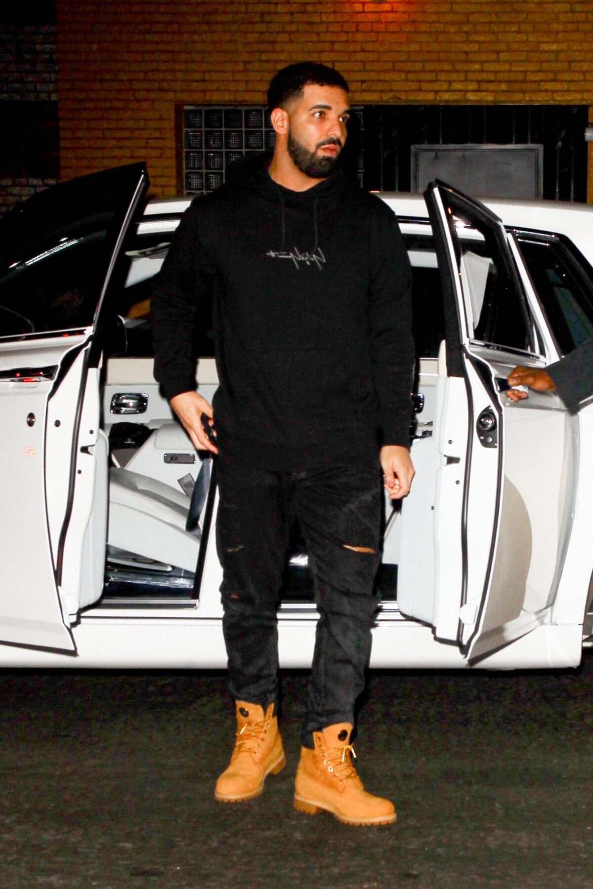 Photo : Drake arrive en Rolls Royce au restaurant "TAO" à Los Angeles ...