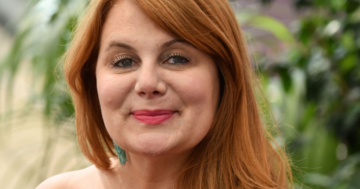 Ariane Seguillon durant un photocall pour la série Demain nous ...