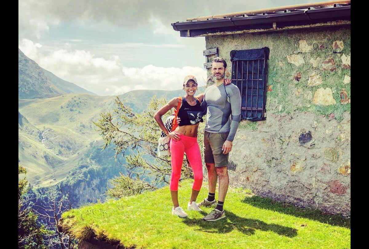 Photo : Gil Alma et sa femme Aminata à la montagne, août 2019 - Purepeople