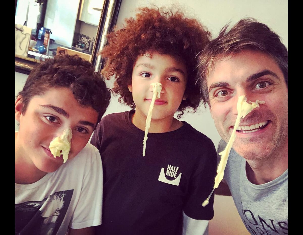 Photo : Gil Alma s'amuse en cuisine avec ses enfants Sacha et Charlie ...