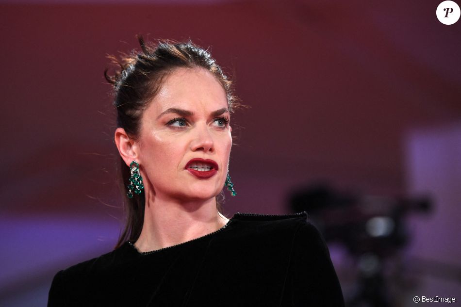 Ruth Wilson - Tapis rouge du film Mona Lisa and the Blood Moon lors du ...