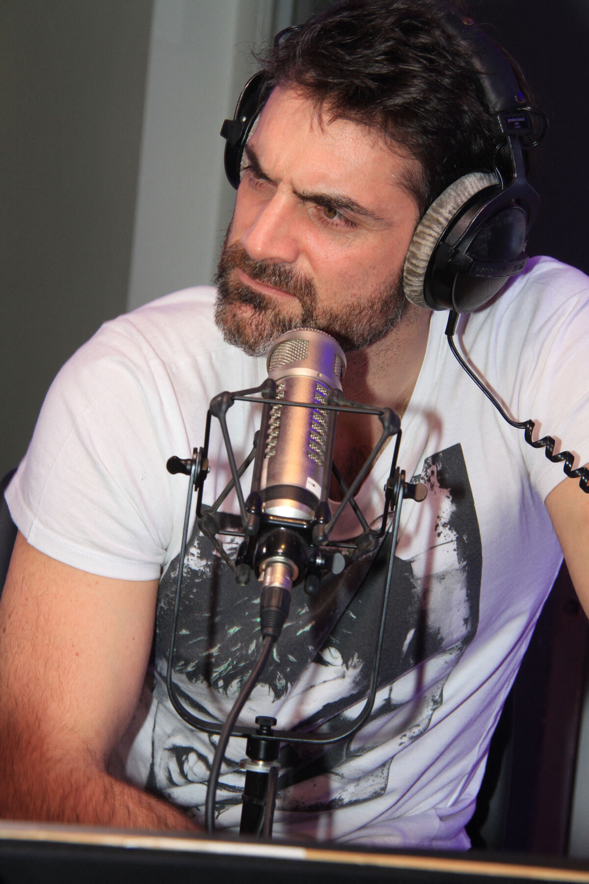 Photo : Gil Alma lors de l'émission "Le Show de Luxe" sur la Radio ...