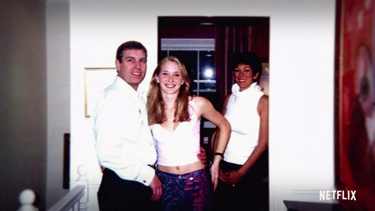 Photo : La fameuse photo montrant le prince Andrew avec Virginia ...