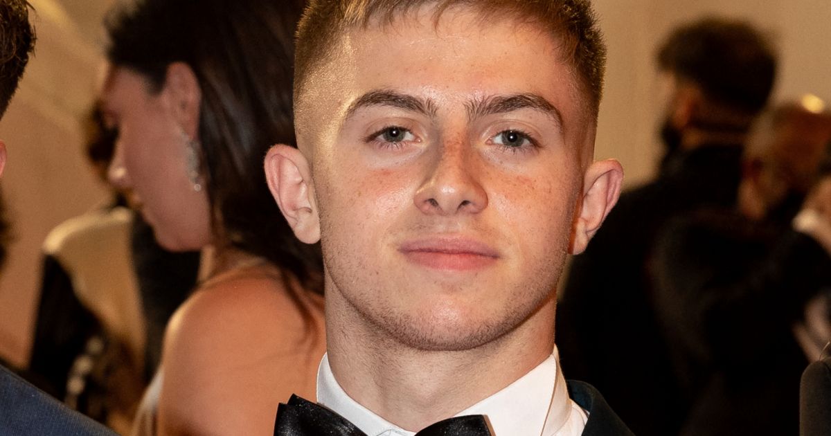 Michou (youtubeur) - Montée des marches du film Titane lors du 74ème ...