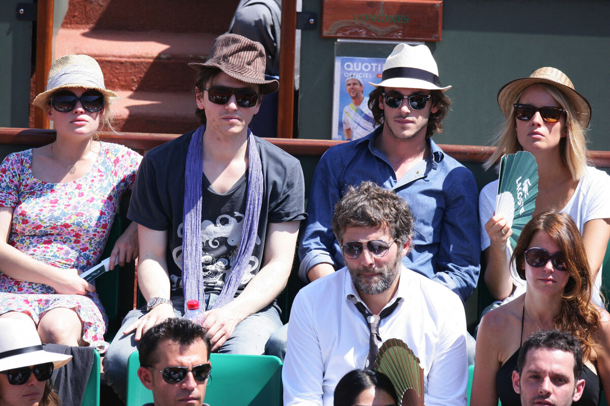 Photo : Raphaël et sa compagne Mélanie Thierry avec Gaspard Ulliel et ...