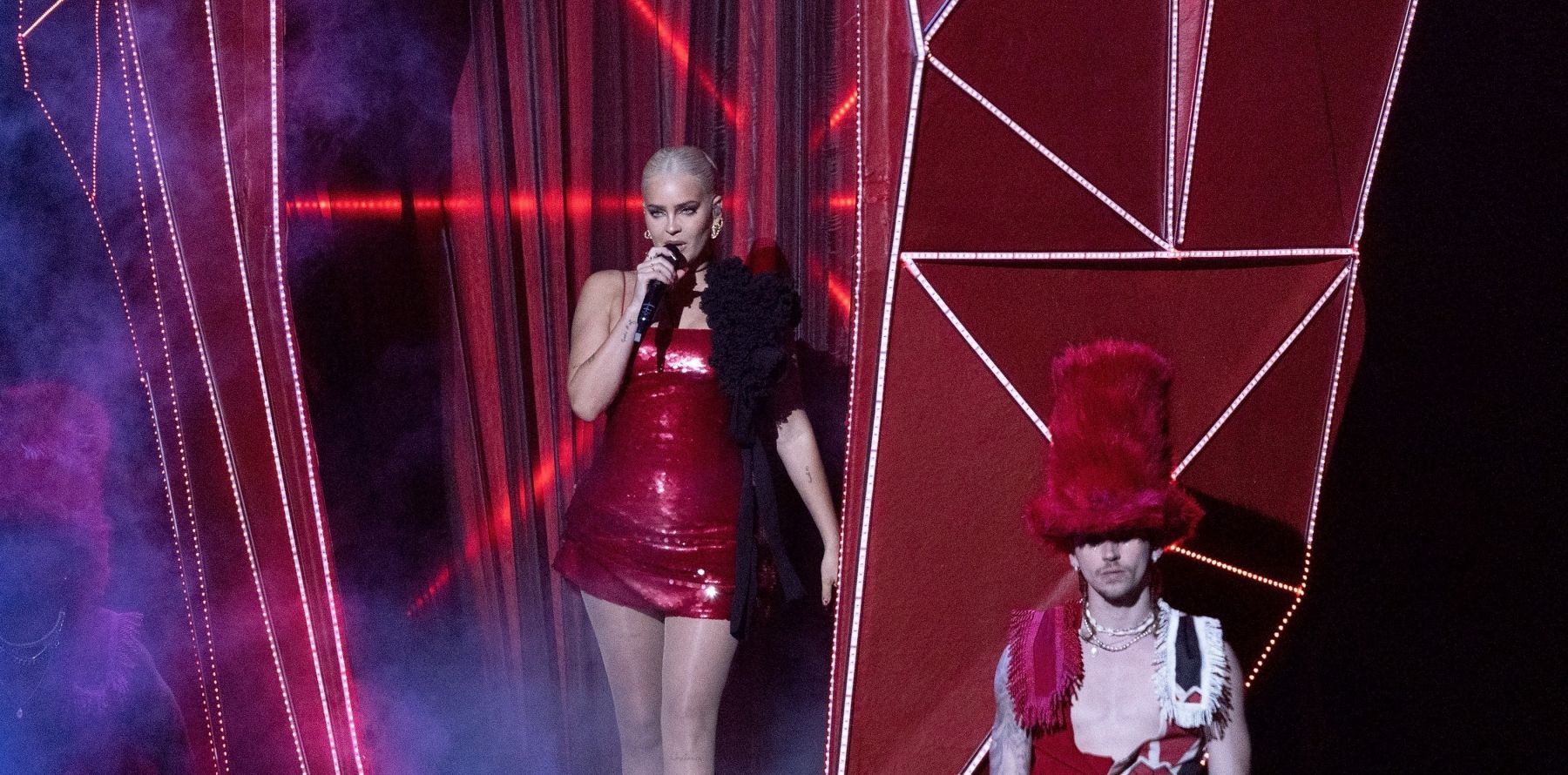 Brit Awards 2022 : La chanteuse Anne-Marie chute violemment sur scène ...