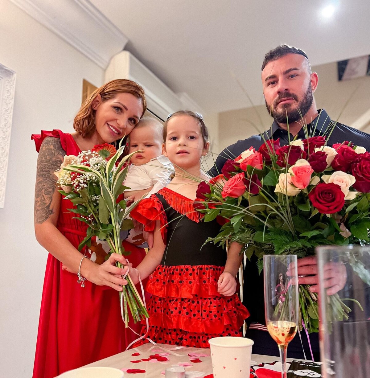 Photo : Julia Paredes et Maxime Parisi avec leurs enfants Luna et ...