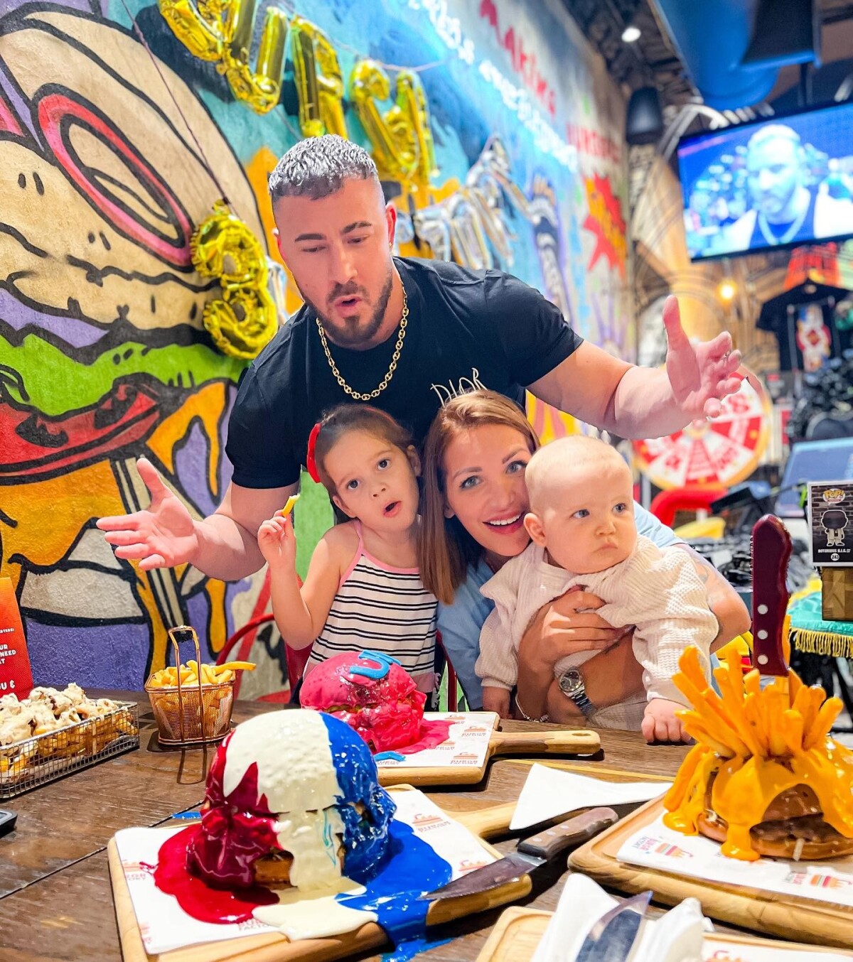 Photo : Julia Paredes avec son mari Maxime Parisi et leurs enfants ...