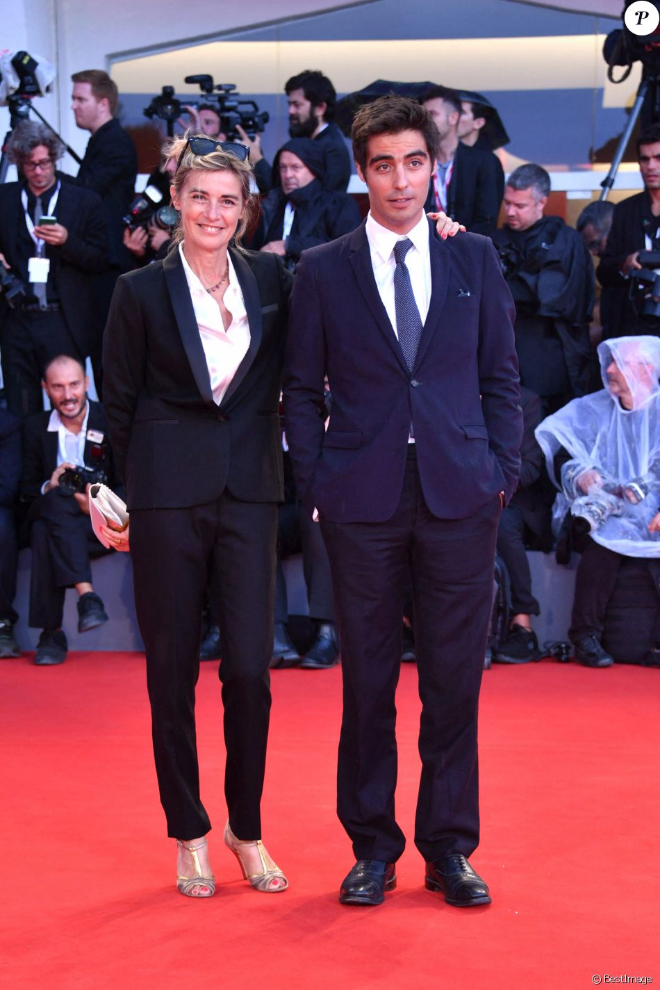 Anne Consigny et son fils Vladimir Consigny à la première du film At ...