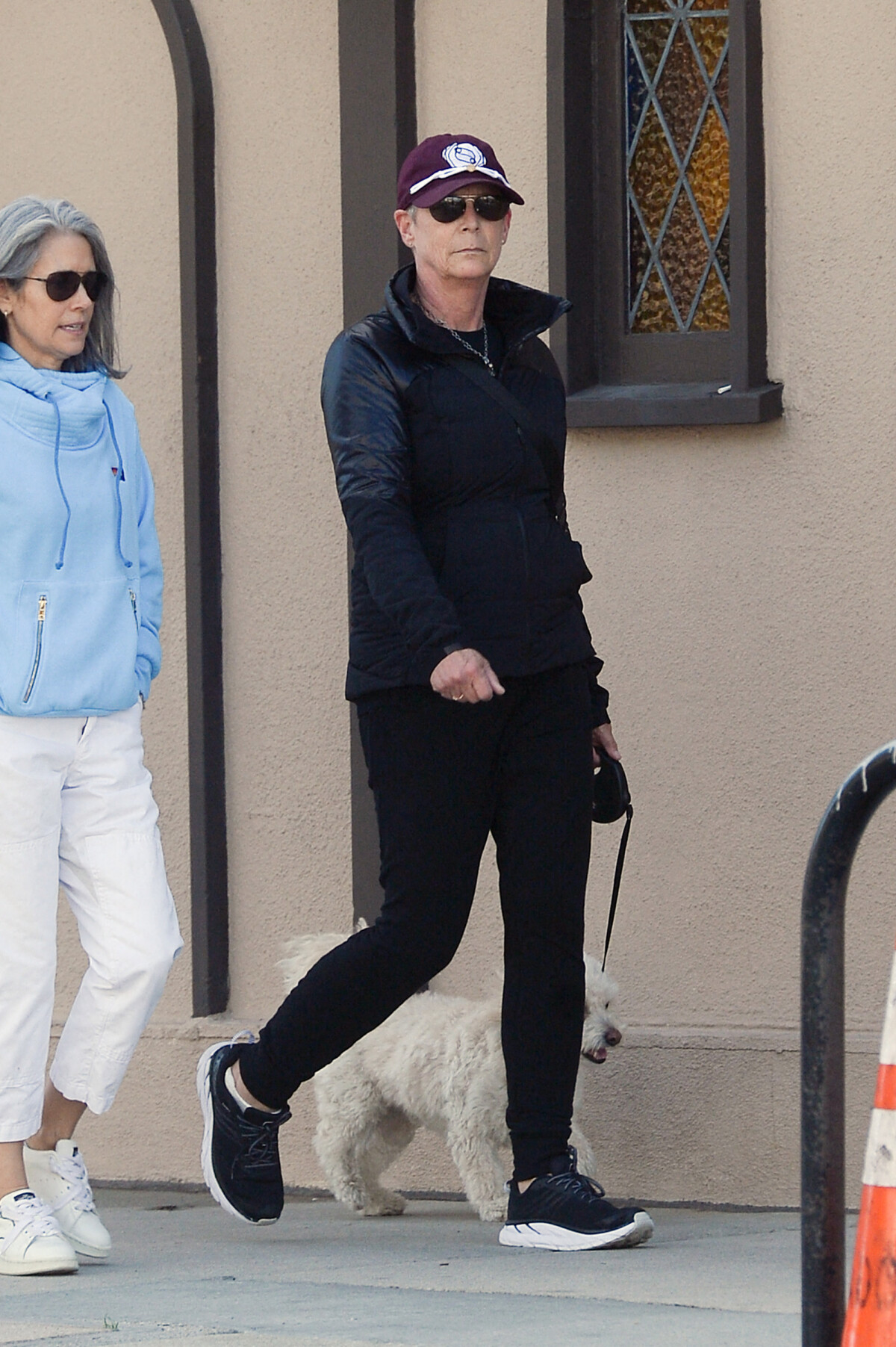 Photo : Exclusif - Jamie Lee Curtis promène son chien avec une amie à ...