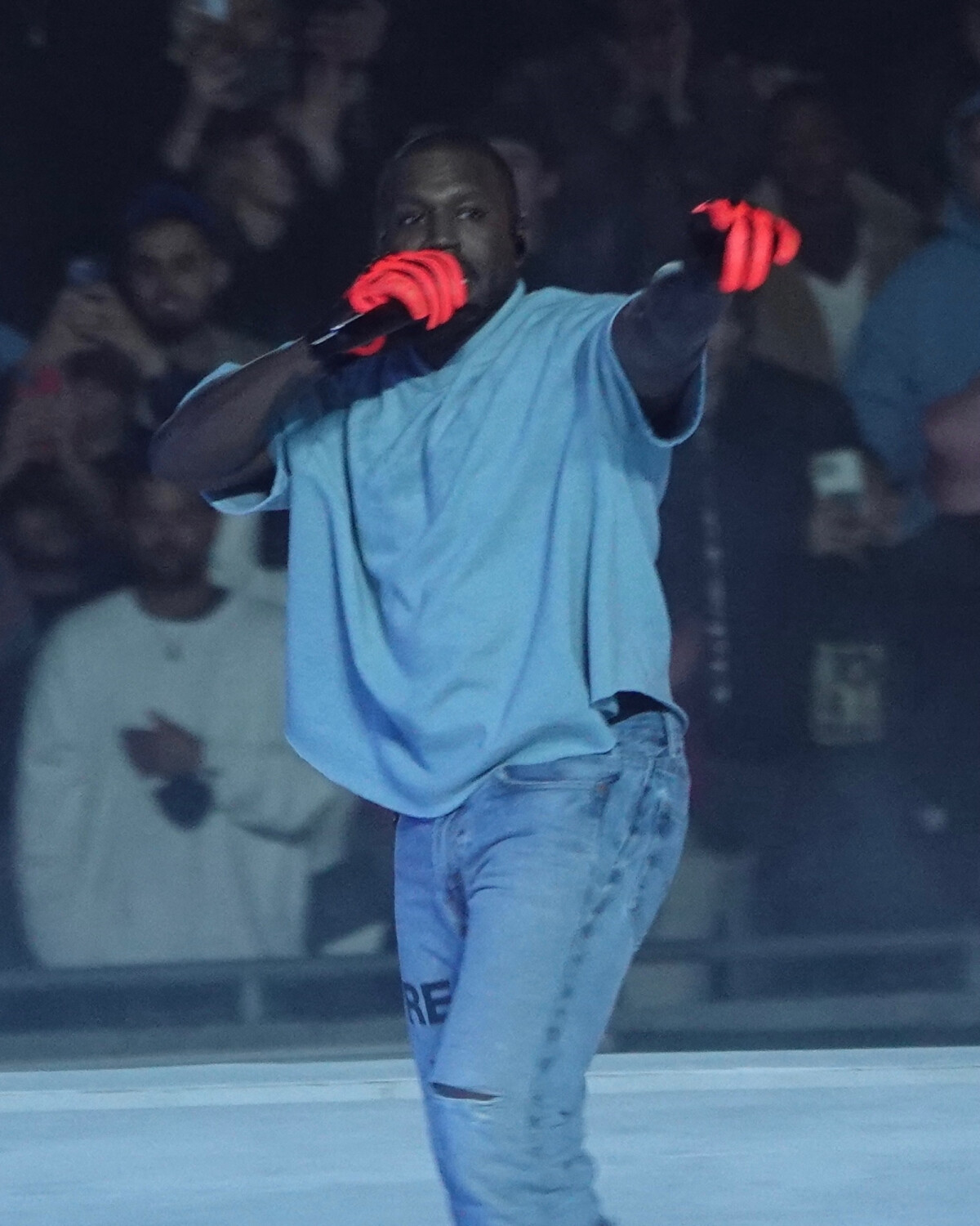 Photo : Kanye West sur scène pour le concert caritatif "Free Larry ...