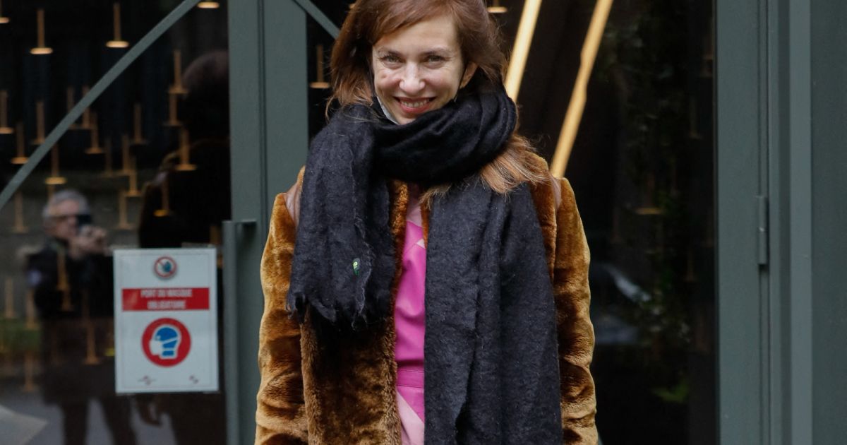 Emilie Caen - Arrivées à l'enregistrement de l'émission Vivement ...