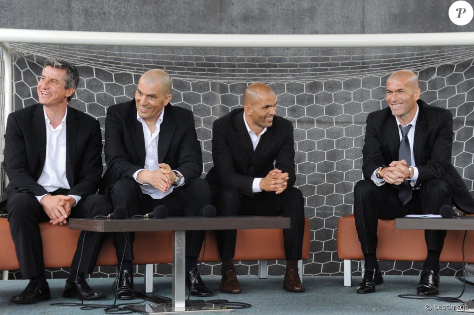 Zinedine Zidane avec ses frères Farid et Nourredine ainsi que Robert ...