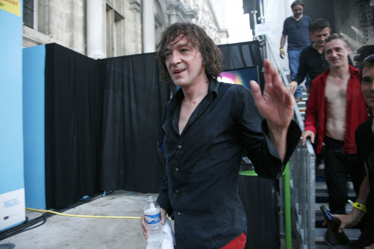 Photo : La chanteur Cali a sa sortie de scene, apres avoir enflamme la ...
