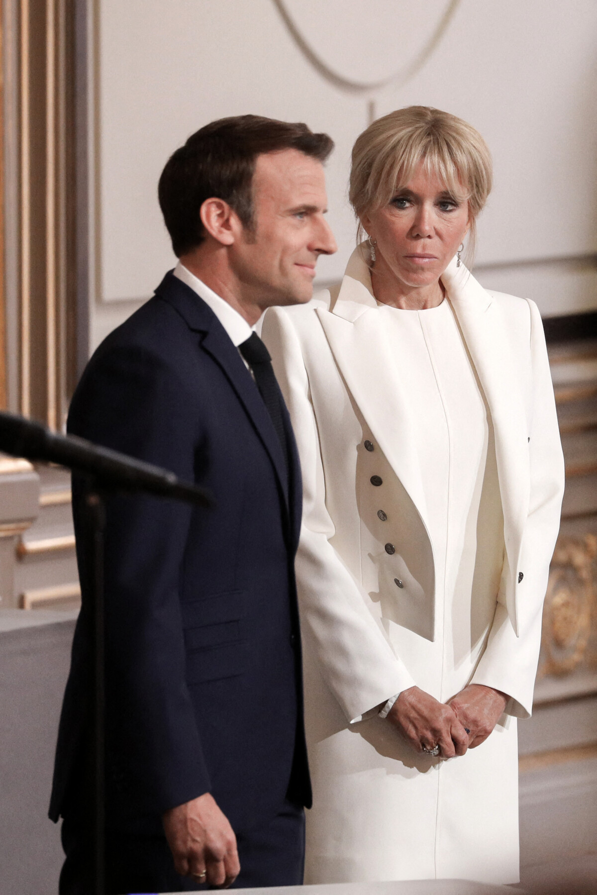 Photo : Le président français Emmanuel Macron accompagné de la première ...