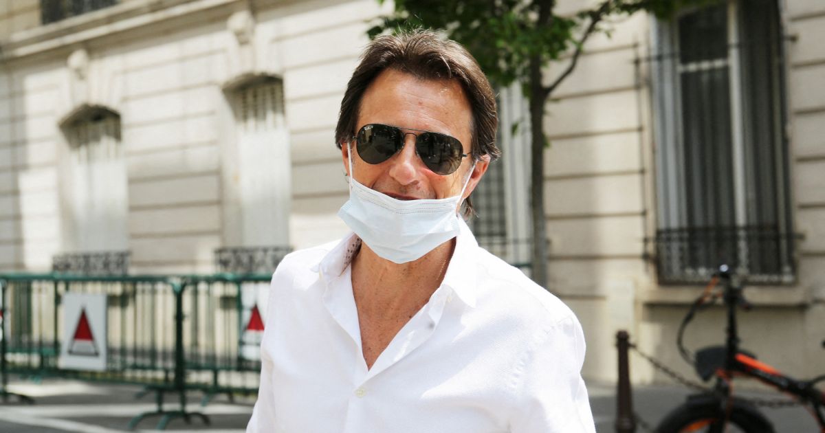 Vincent Perrot quitte les studios de RTL à Paris, France, le 10 juin ...