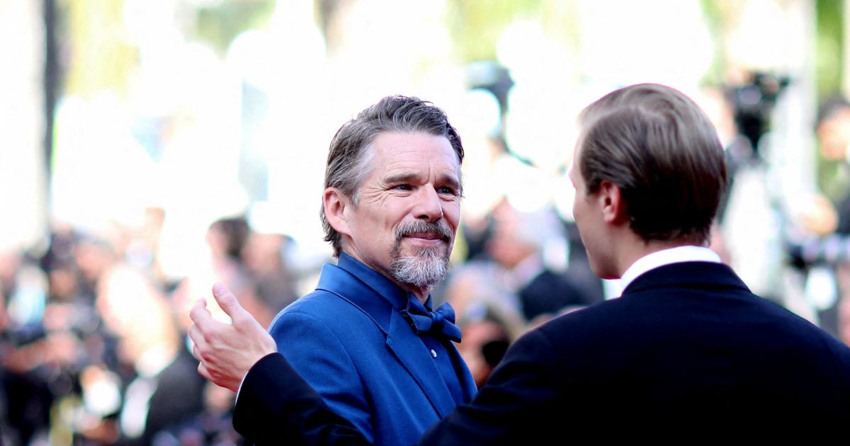 Ethan Hawke, Peter Elkind - Montée des marches du film Triangle of ...