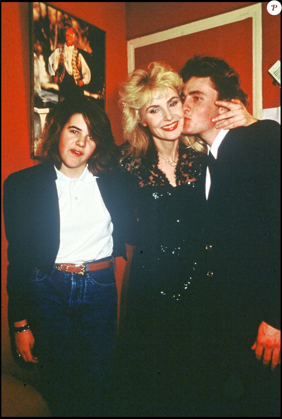 Michèle Torr dans sa loge à l'Olympia avec ses enfants Emilie et Romain ...