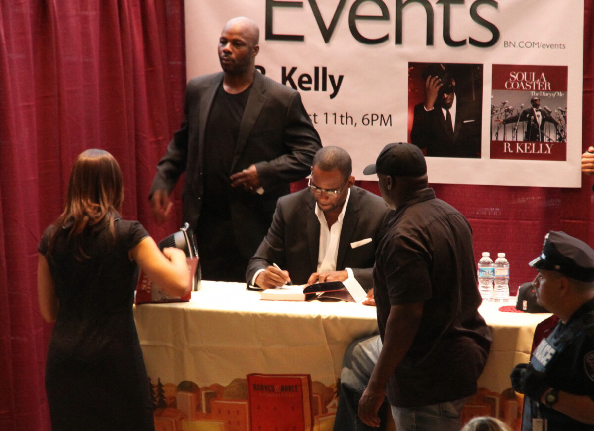 Photo : R.Kelly signe son livre "Soulacoaster" au Barnes & Noble in ...