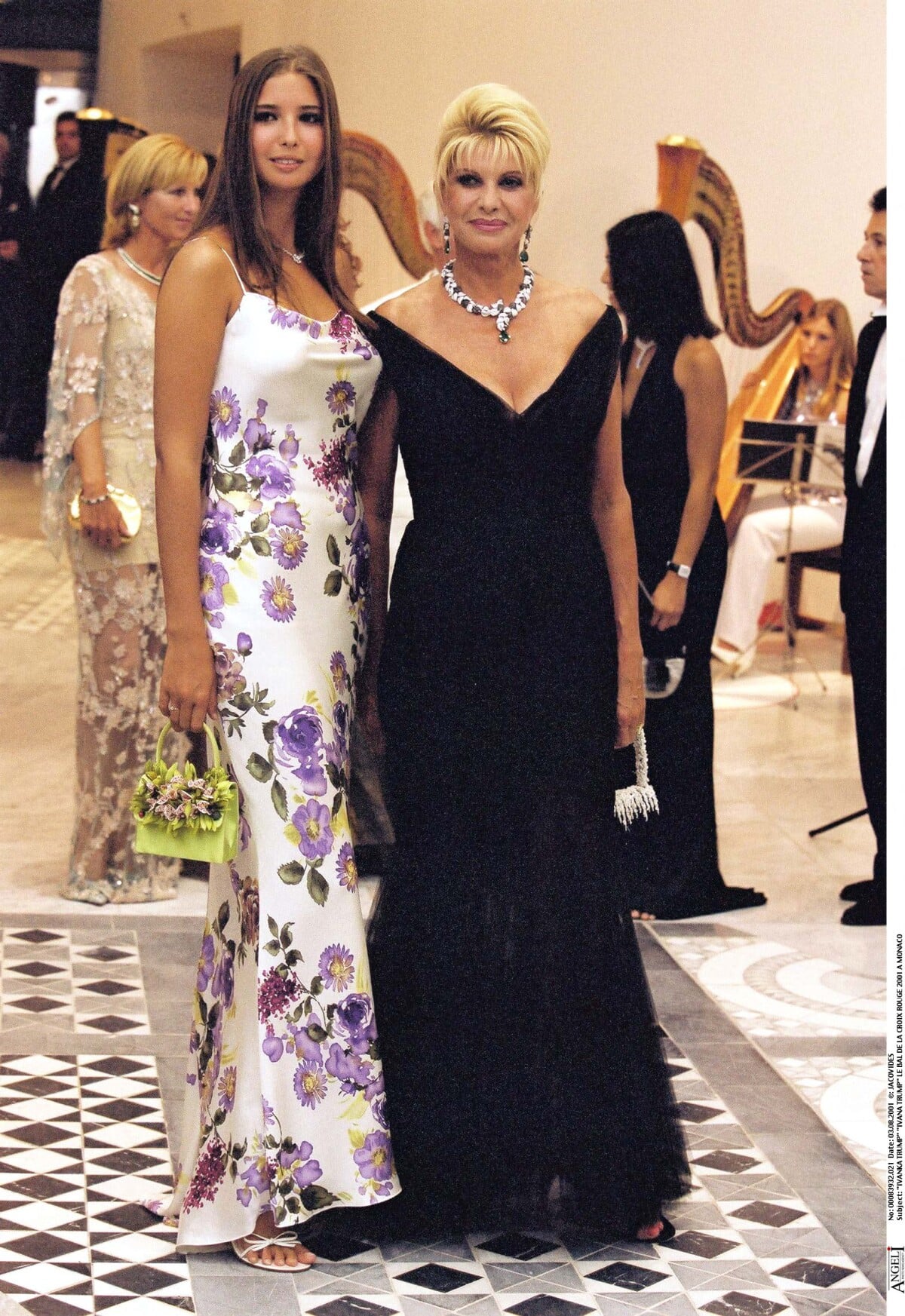 Photo : Ivanka et sa mère Ivana Trump en 2001 lors du bal de la Croix ...