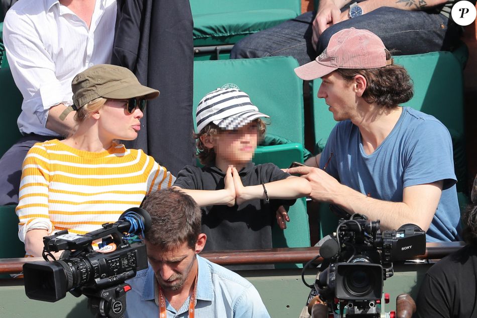 Le chanteur Raphaël, sa compagne Mélanie Thierry et leur fils Roman ...