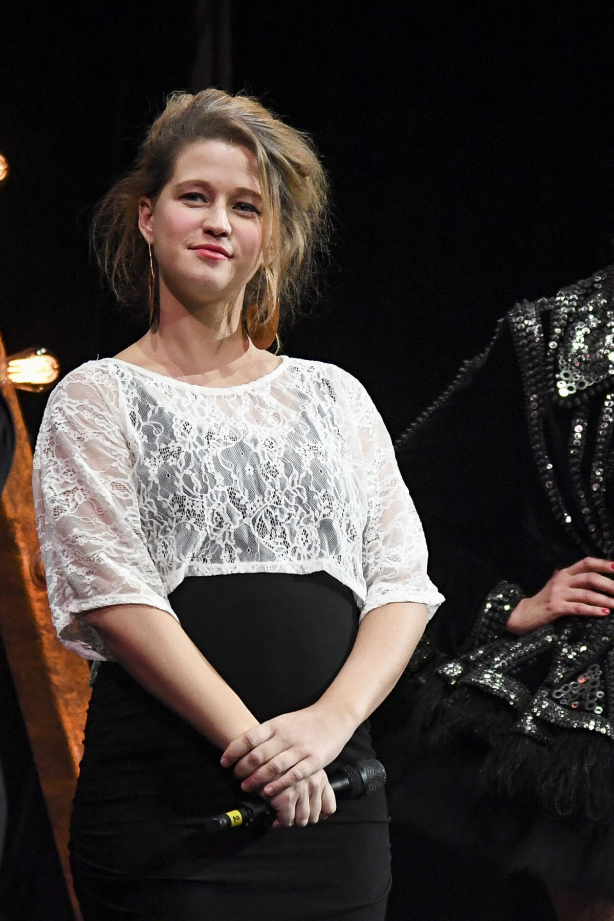 Photo : Selah Sue (enceinte) recoit le Grand Prix du répertoire Sacem à ...
