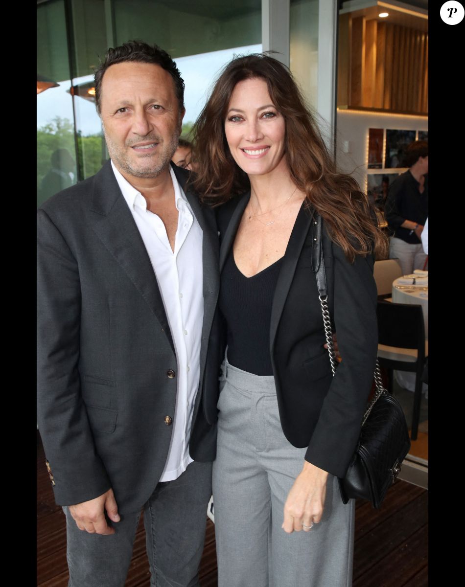 Mareva Galanter topless et sertie de fleurs, la femme d'Arthur canon ...