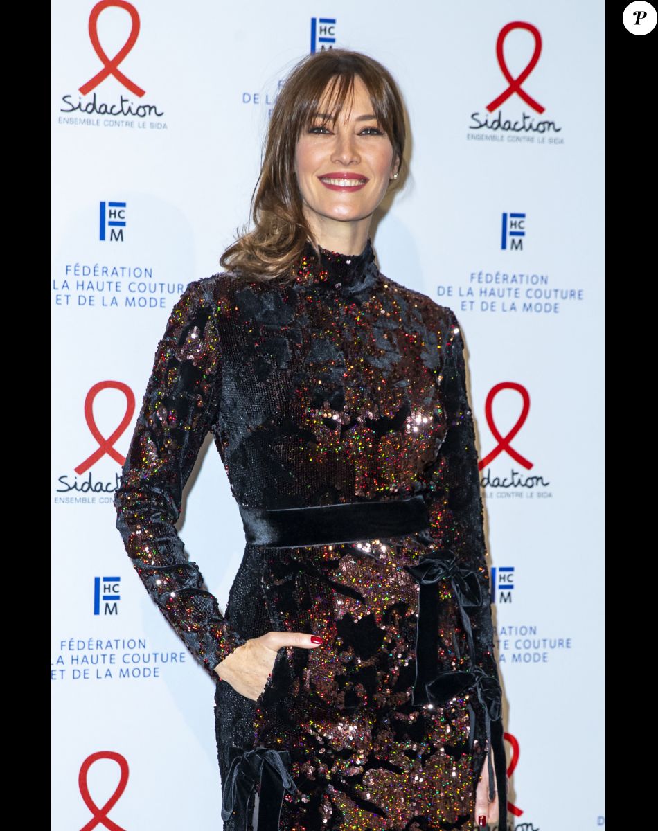Mareva Galanter topless et sertie de fleurs, la femme d'Arthur canon ...