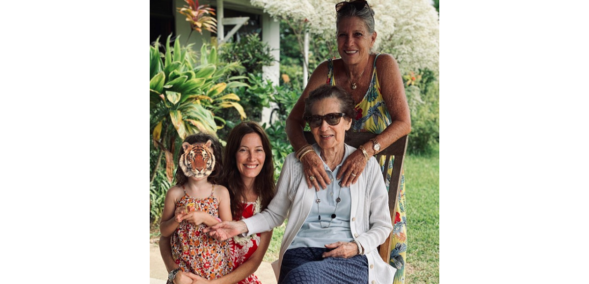 Photo : Mareva Galanter, photo de famille avec sa mère, sa grand-mère ...