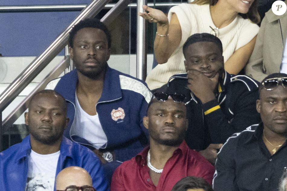 Dadju et son frère - People assistent au match aller de la Ligue des ...