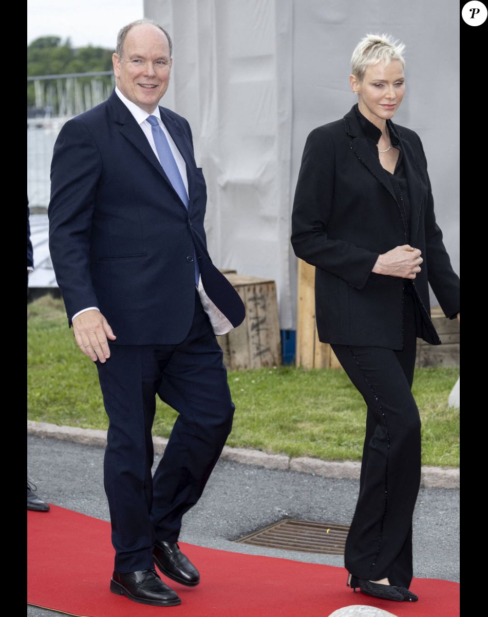 Charlene de Monaco : Epaule dénudée et robe asymétrique, une sortie ...
