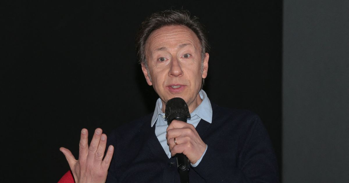 Stéphane Bern donne une conférence sur La royauté et les séries lors du ...