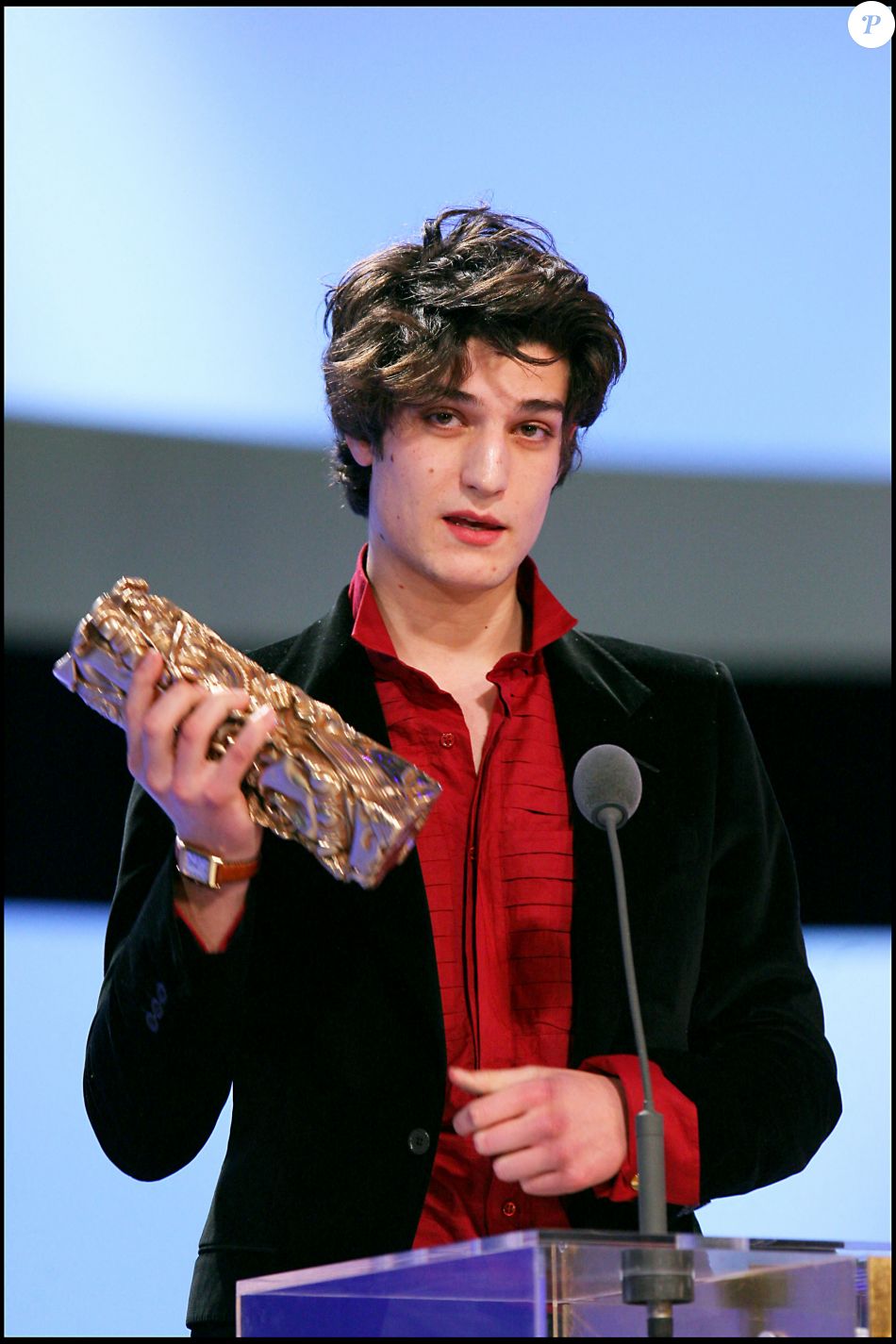 Louis Garrel remportant le César du meilleur espoir en 2006 - Purepeople