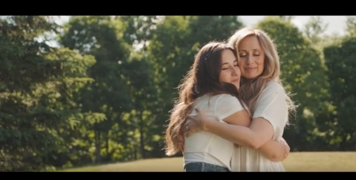 Photo : Lara Fabian et sa fille Lou pour son livre de cuisine "Je passe ...