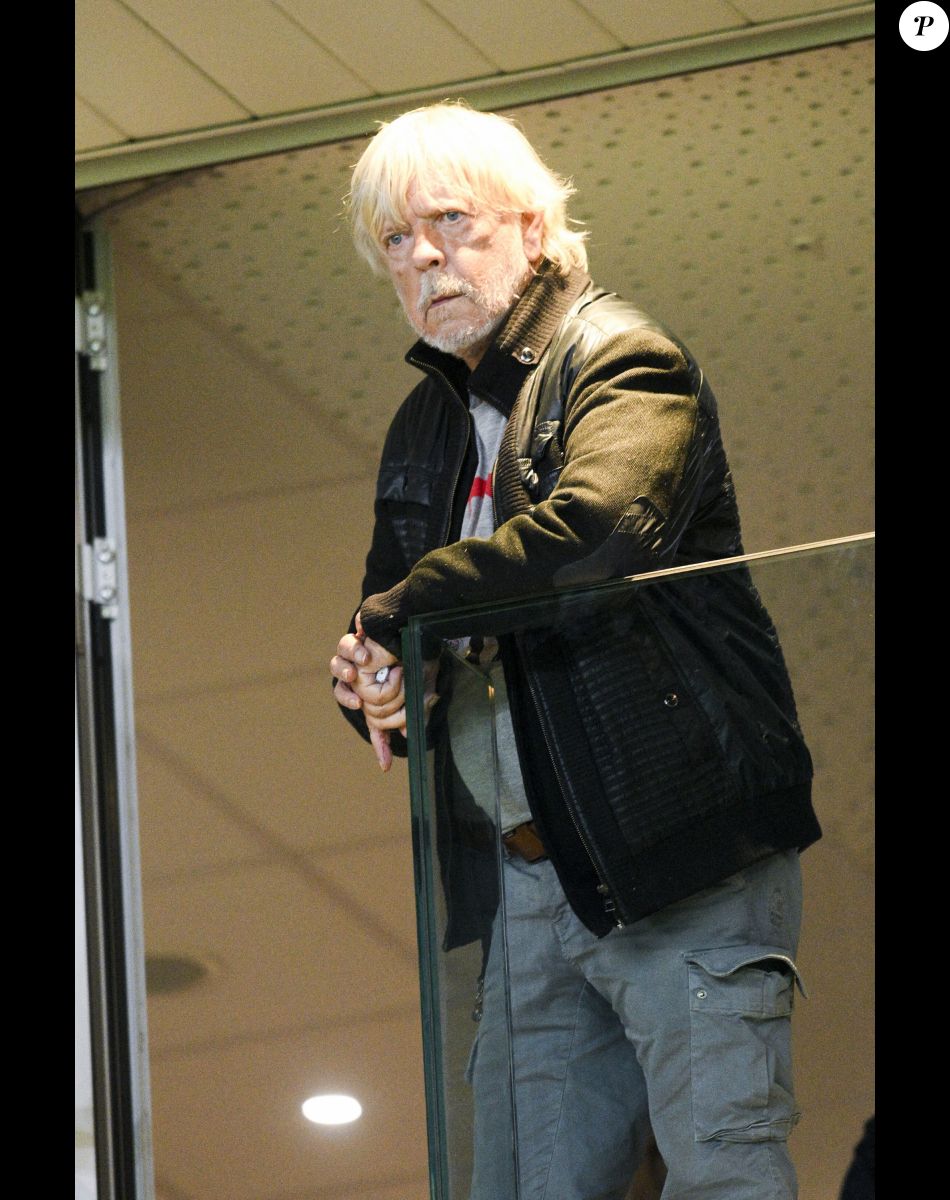 Renaud et sa jeune compagne Cerise, veste de motard et cheveux ébène ...