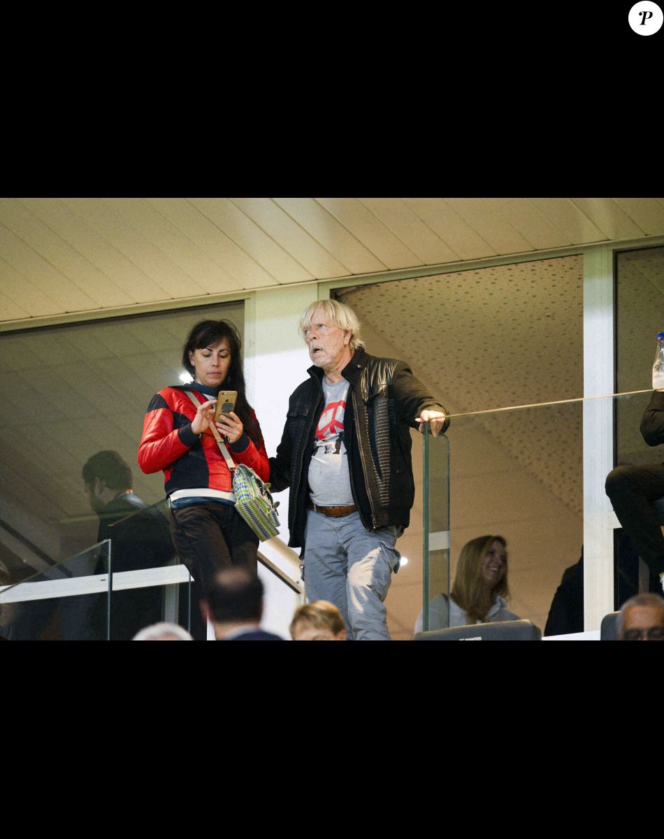 Renaud et sa jeune compagne Cerise, veste de motard et cheveux ébène ...