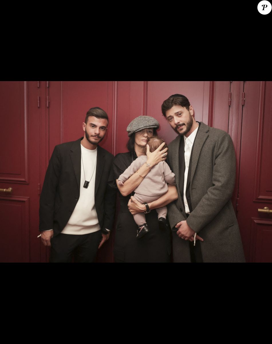 Hommage à Daniel Levi : Sa veuve Sandrine et leur bébé, déjà bien chevelu, entourés des fils du ...