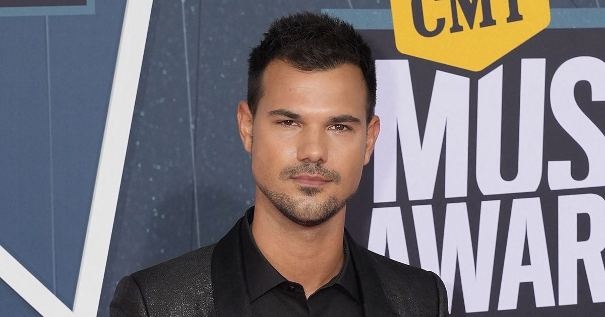 Taylor Lautner au photocall de la soirée des 2022 CMT Music Awards au ...