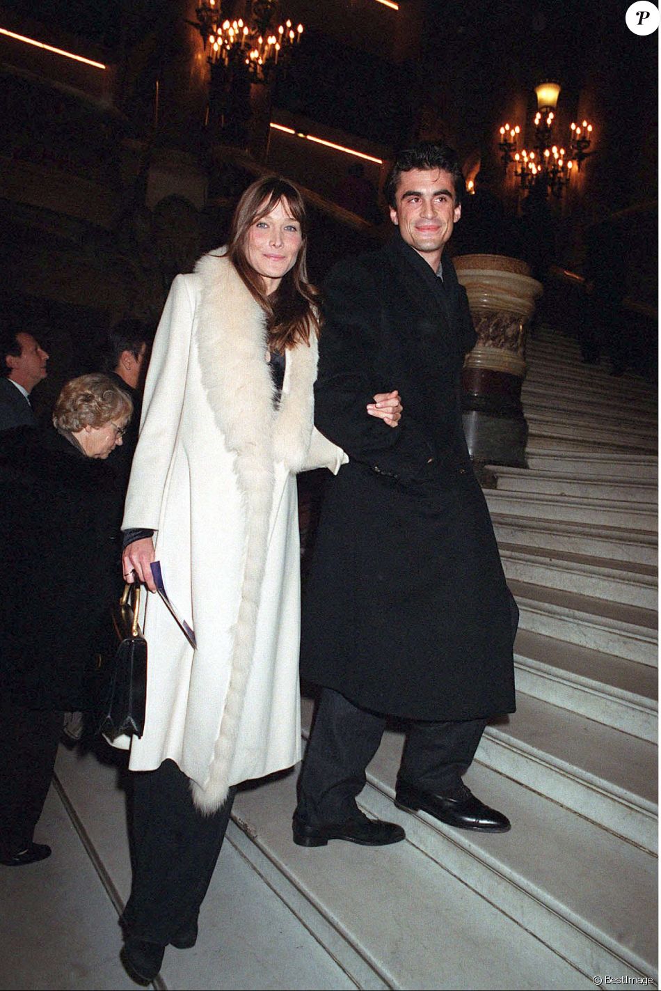Carla Bruni et Raphaël Enthoven à Paris en 2002 pour la projection de ...